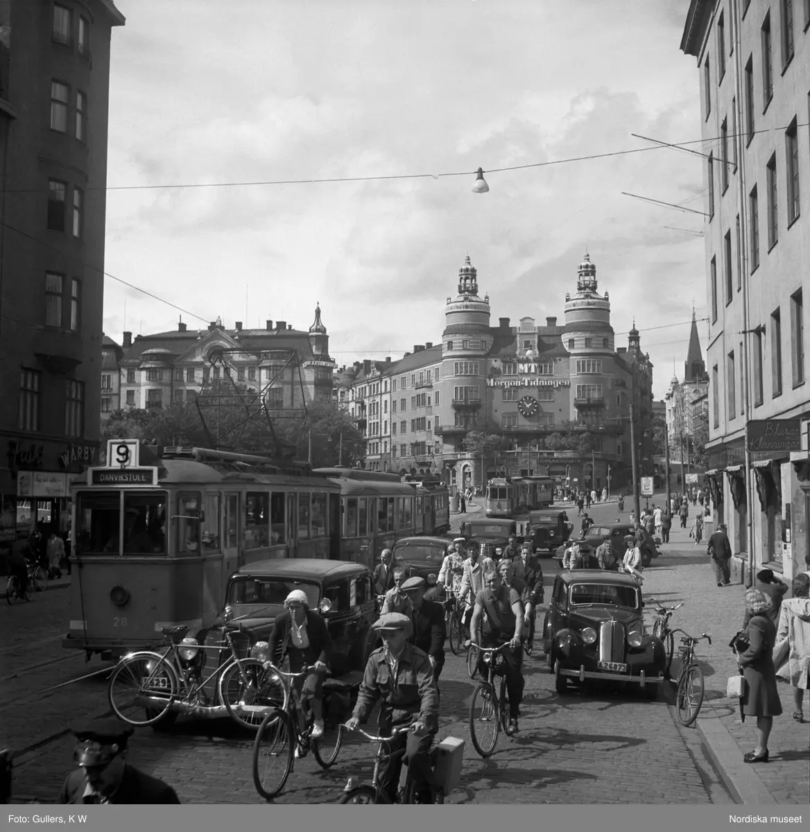 Tät trafik på Vasagatan, Norrmalm, Stockholm. I bakgrunden LO:s hus vid ...