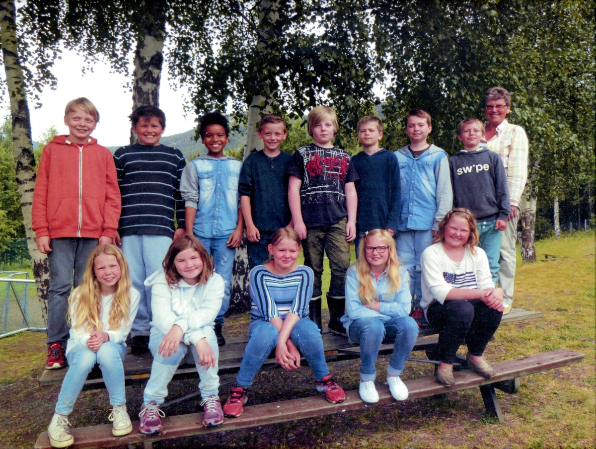 Klassebilete frå Herad skule. 5. klasse 2013-14. 1. rekkje frå v ...