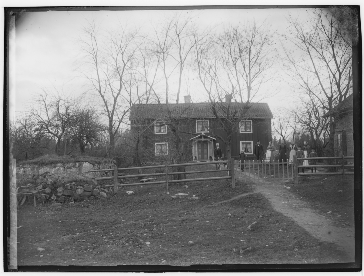 Byggnader, 8 personer. C.G. Carlsson - Örebro läns museum / DigitaltMuseum