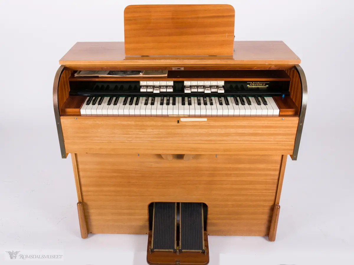 Orgel - Romsdalsmuseet / DigitaltMuseum