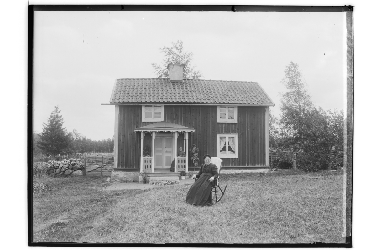 Tvåvånings enkelstuga, 2 kvinnor, varav en i gungstol. Karolina Andersson - Örebro läns museum ...