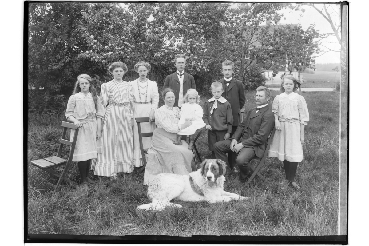 Familj 10 personer, en hund. David Selin - Örebro läns museum ...