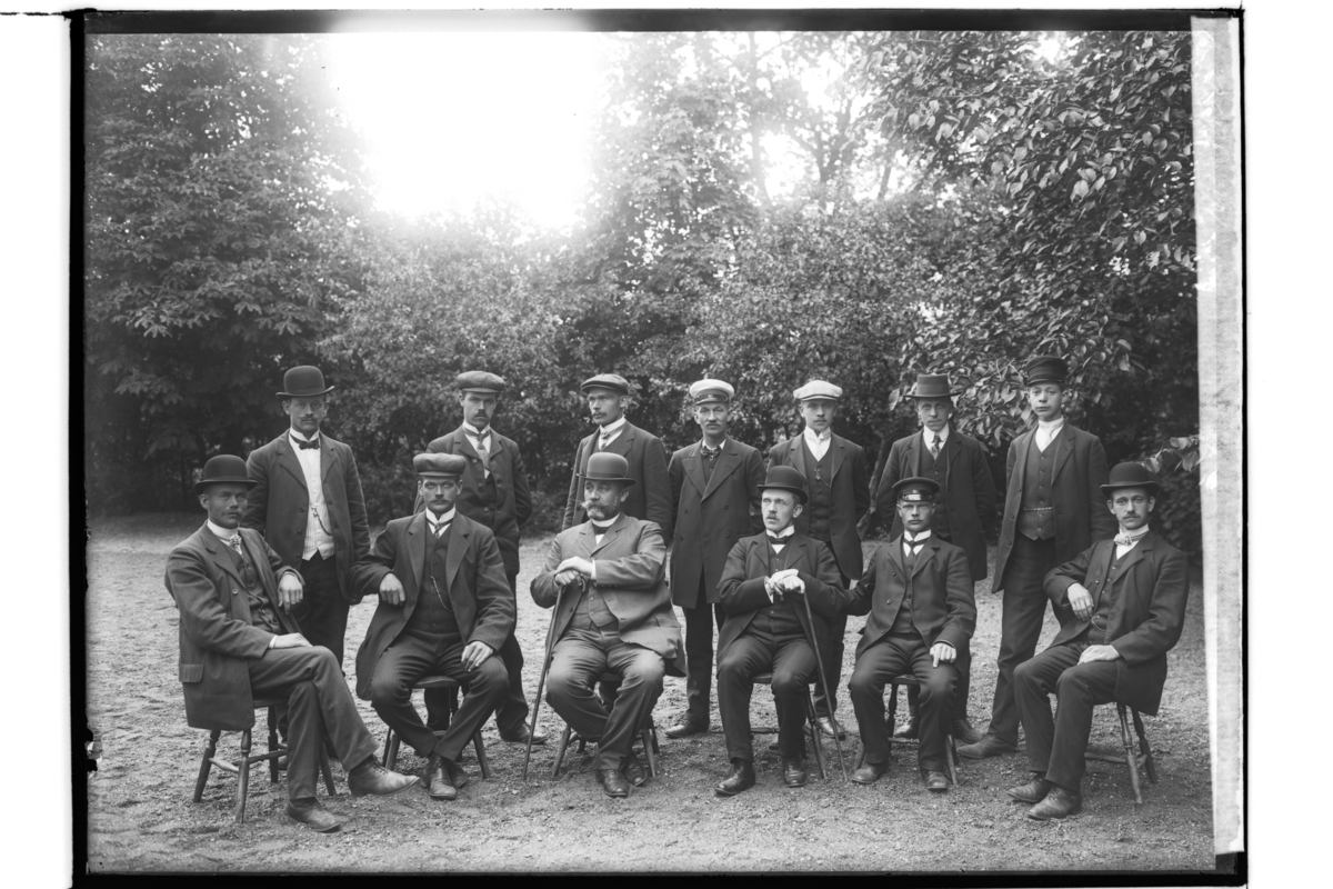 Dövstumsskolan, elevgrupp 13 personer. Rektor Karl Broberg - Örebro ...