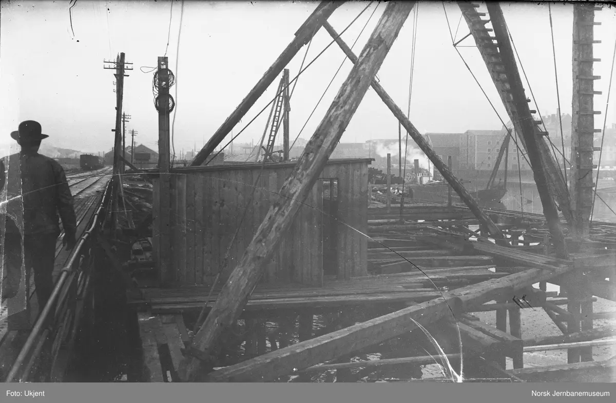 Skansen bru : peling og mudring - Norsk Jernbanemuseum / DigitaltMuseum