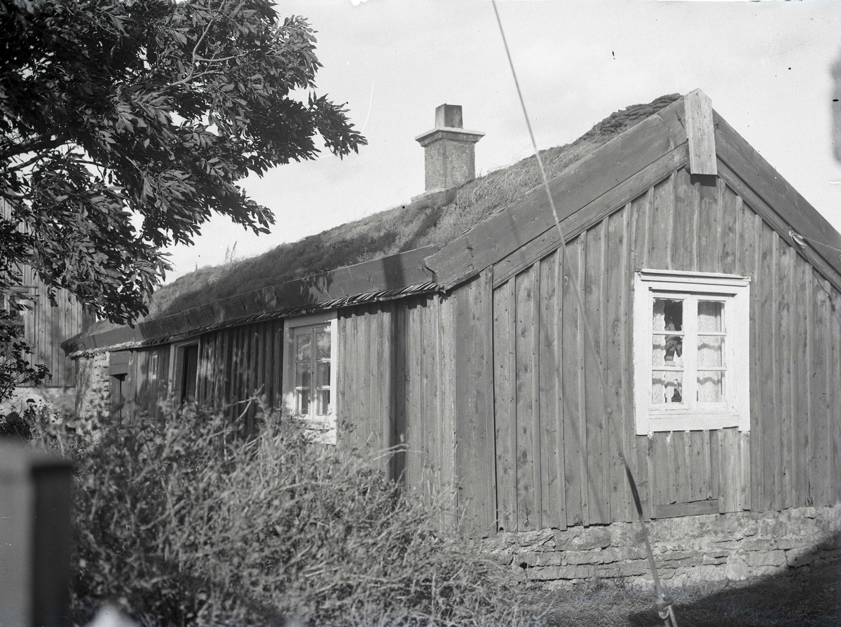 En parstuga med torvtak. - Kalmar läns museum / DigitaltMuseum