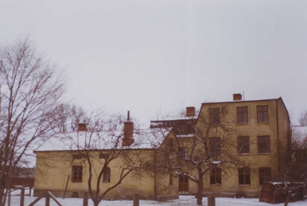 Kv Piggvaren, tomt nummer 4. Bostadshus med putsad fasad. Bilderna är ...