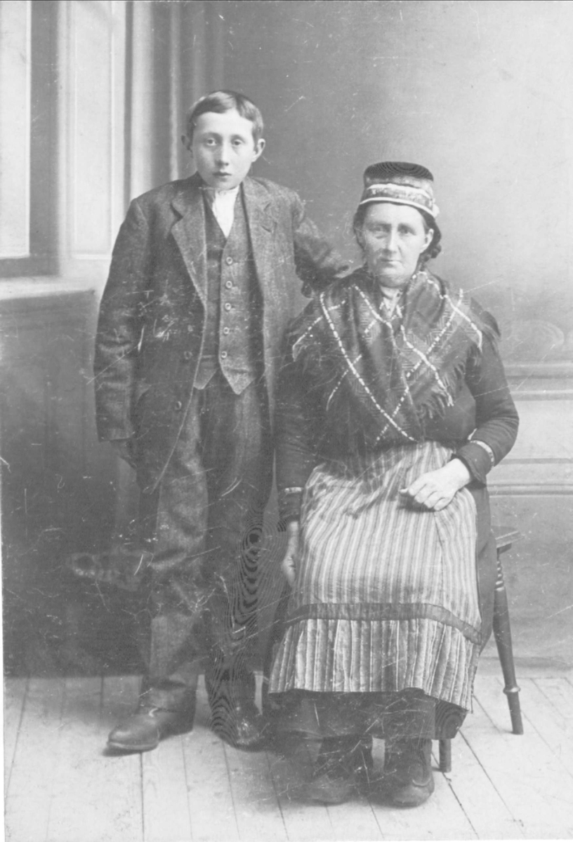 Studioportrett av en gutt og en eldre kvinne i samisk drakt. - Sør ...