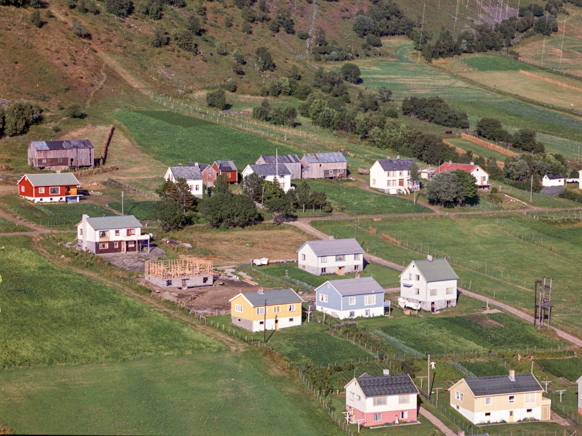 Flyfoto fra Berg i Kvæfjord. - Sør-Troms Museum / DigitaltMuseum
