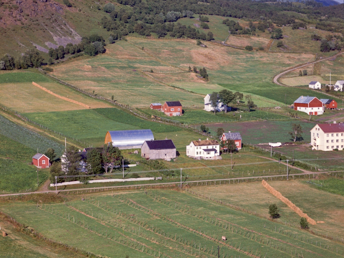 Flyfoto fra Berg i Kvæfjord. - Sør-Troms Museum / DigitaltMuseum