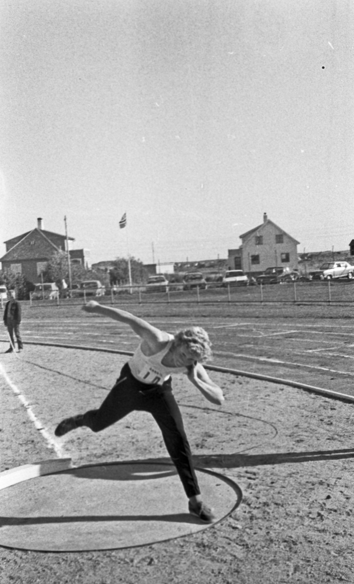 Friidrett. Lengdehopp, løp, kulestøt og høydehopp. - Haugalandmuseet ...