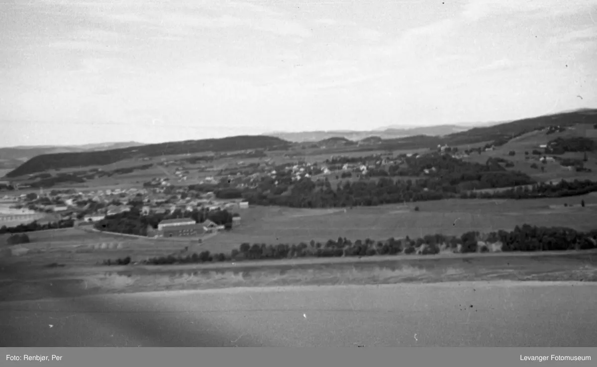 Flyfoto av Levanger, tatt av tenåringen Per Renbjør med sin fars Leica ...
