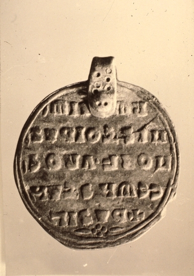 Bysantinskt mynt från skelettgrav. Undersökt av Inga Lundström. Från ...