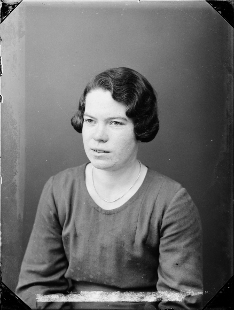 Ateljéporträtt - Signe Jansson från Gunbyle, Hökhuvud socken, Uppland ...