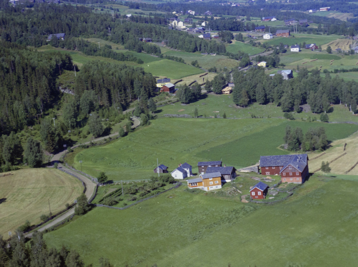 Sør-Fron, Harpefoss med Renshus (Reinshus) i forgrunnen. Oversiktsbilde ...