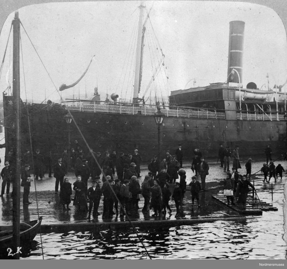 Folksomt på Piren i Kristiansund. stormflo, stort dampskip til kai ...