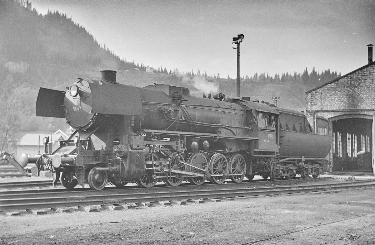Damplokomotiv Type 63a Nr 5843 Ved Lokomotivstallen På Støren Stasjon