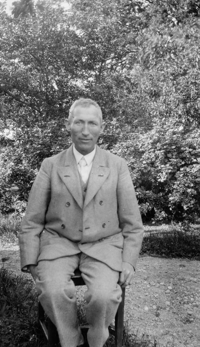 John Alinder i trädgården hos Karlinders i Drävle, Altuna socken ...