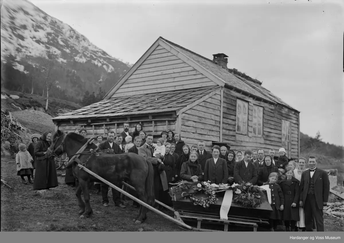 Gravferd, Berge E. Bjotveit - Hardanger og Voss Museum / DigitaltMuseum