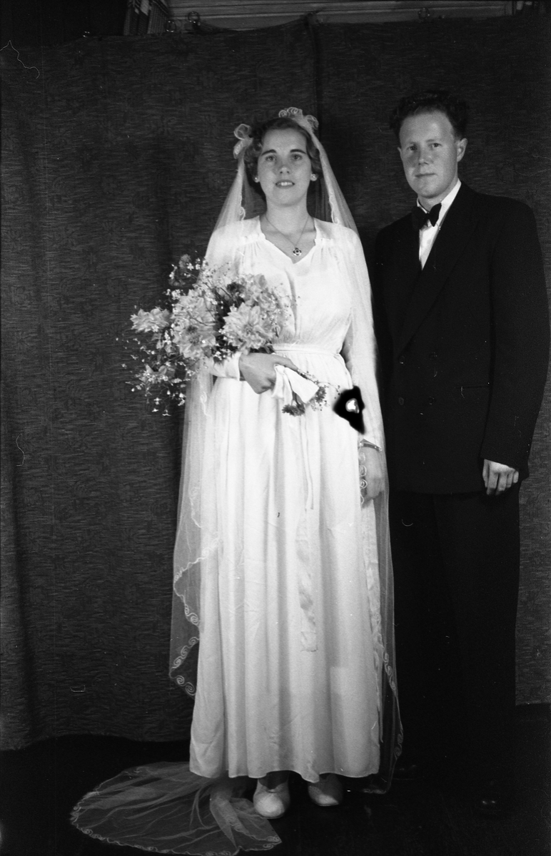 Portrett av brudepar. Bruden er Astrid Margot Vangen, brudgommen Bjørn ...