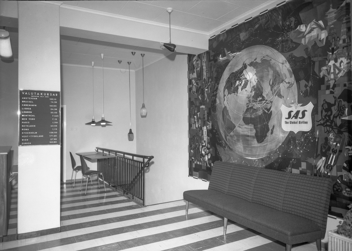 Odda by- og bygdebank med SAS-reklame og tavle for valutakurs ...