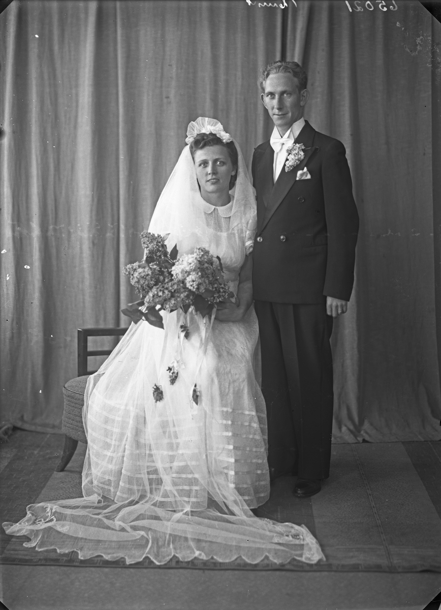 Brudebilde. Ung mann og ung kvinne. Brudepar. Bestilt av Leif Nesse ...