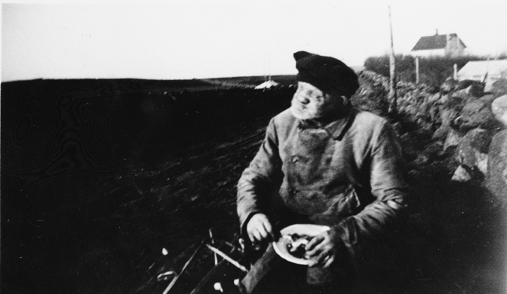 Pinn-Ola, Ola Tu, (1866 - 1944) sit og får seg mat. Pinnane som han ...