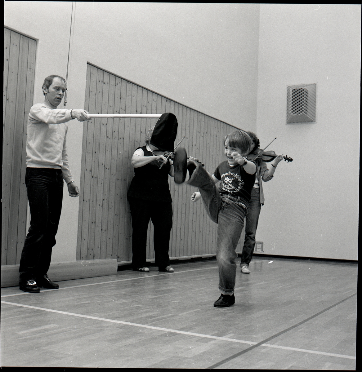 Trysil-Knut Dans- og spelmannslag. Hallingdans i gymsal, unggutter ...
