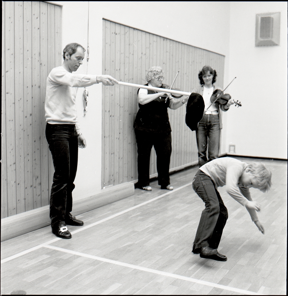 Trysil-Knut Dans- og spelmannslag. Hallingdans i gymsal, unggutter ...