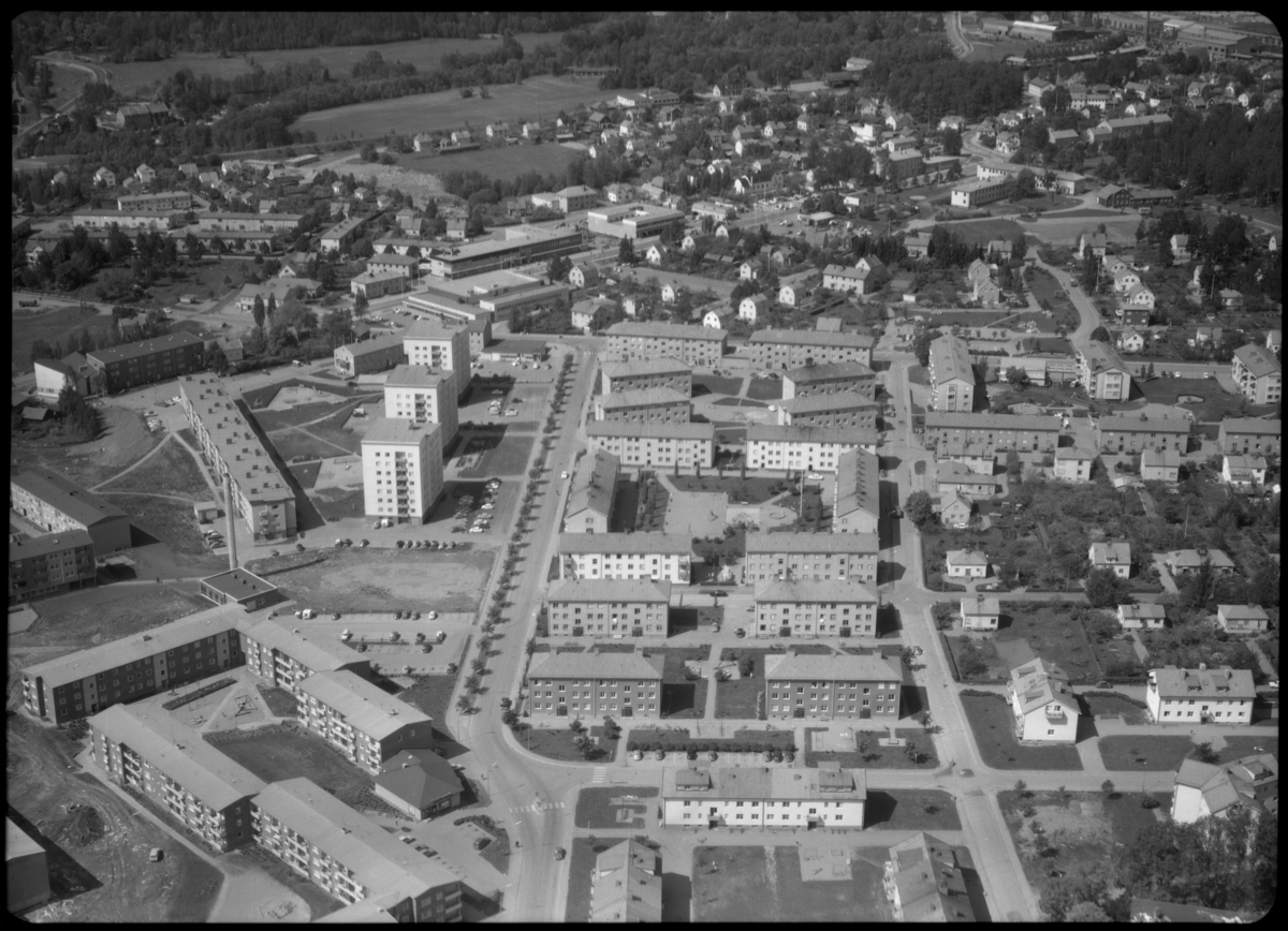 Flygfoto över Hallstahammar. - Västmanlands läns museum / DigitaltMuseum