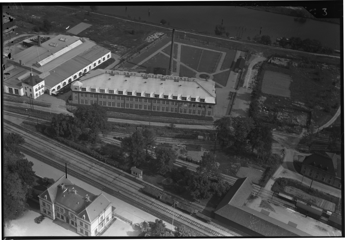 Flygfoto över Albin Rapp Konfektionsfabrik, Arboga. - Västmanlands läns museum / DigitaltMuseum