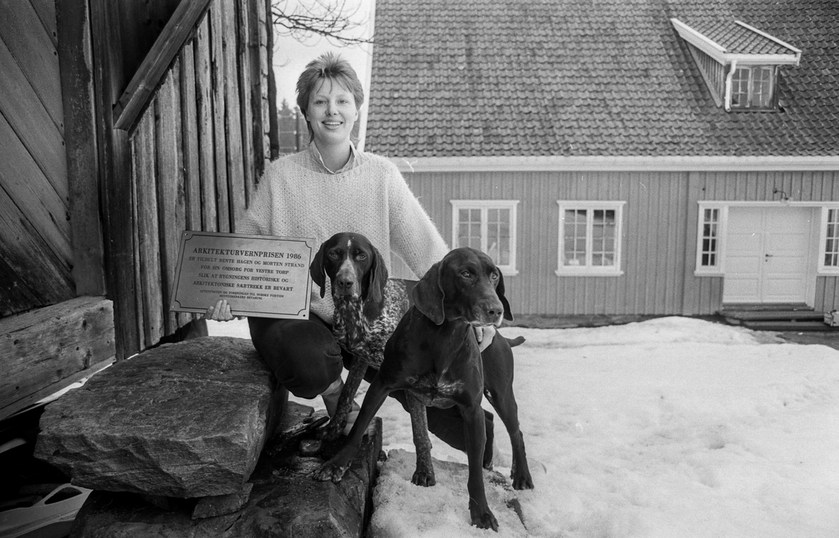 Vernepris til Bente Hagen og Morten Strand på Vestre Torp i Vestby. Katt i vinduskarmen ...