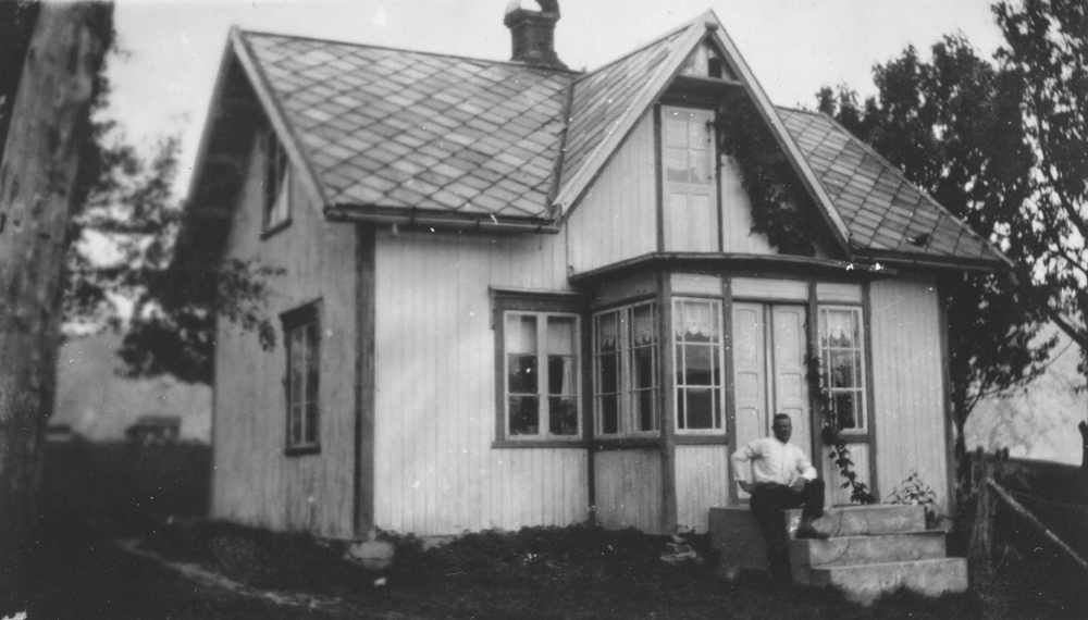 Leirfjord, Bardal. Arne Bjørnå på trappa til sitt fine hus. - Helgeland ...