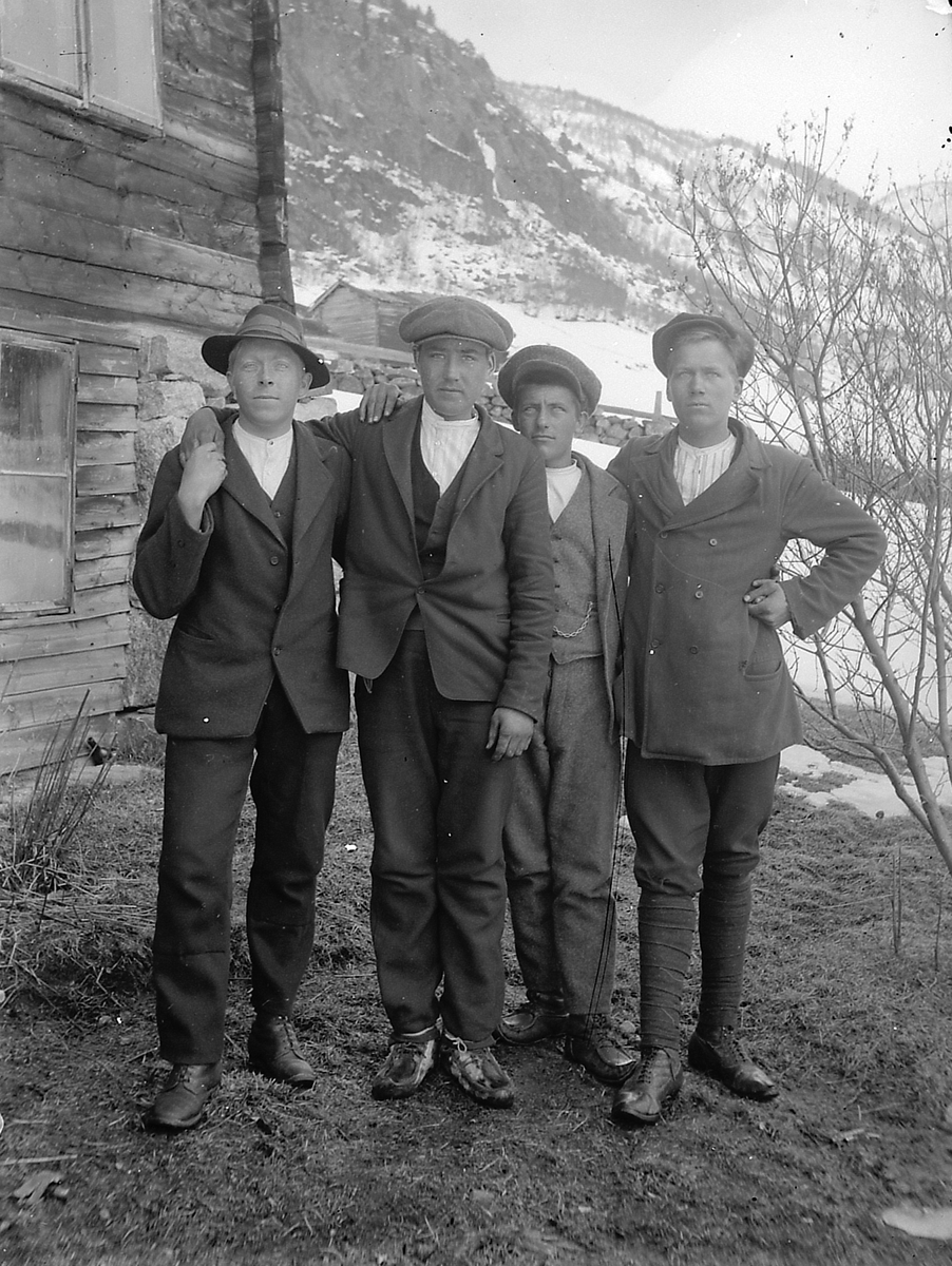 Fotoarkiv etter Aanund Olavson Edland. Utendørs portrett av Halvor ...