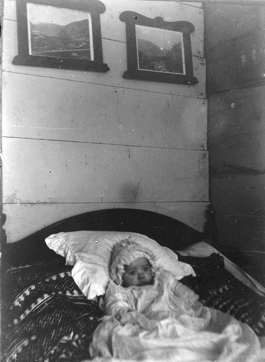 Fotoarkiv etter Aanund Olavson Edland. Barneportrett av Sigrid Edland i ...