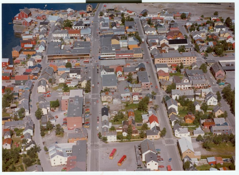 Flyfoto av Mosjøen sentrum, Sjøgata, Strandgata og C.M.Havigsgt mot ...