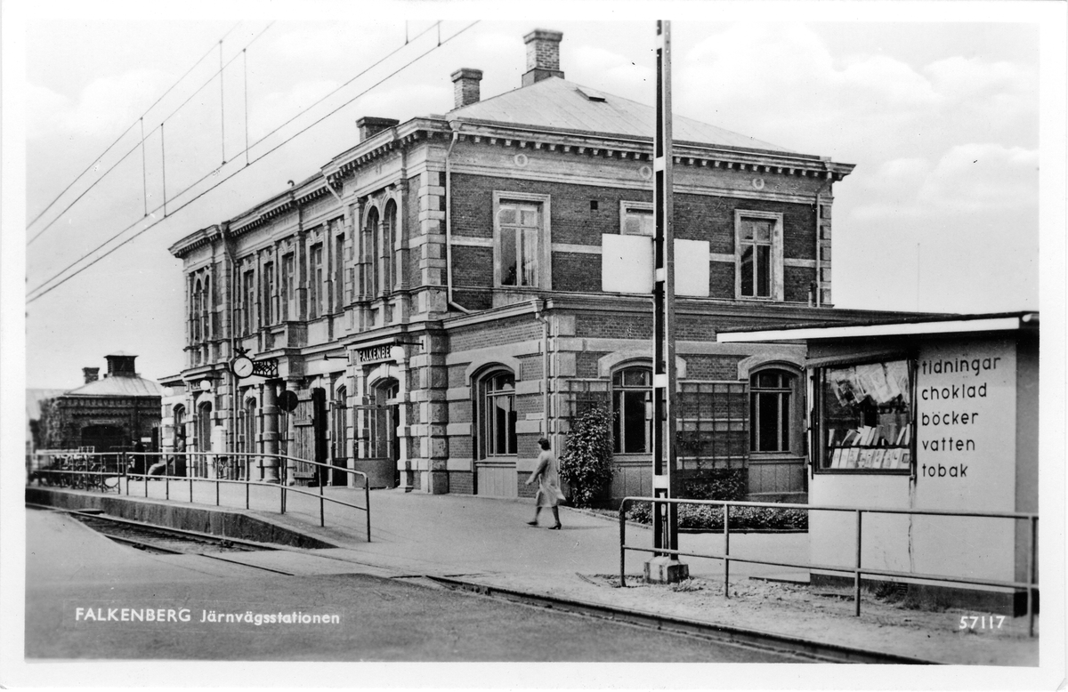 Järnvägsstation i Falkenberg. Övergick till SJ 1896. Vid järnvägsspåret ...