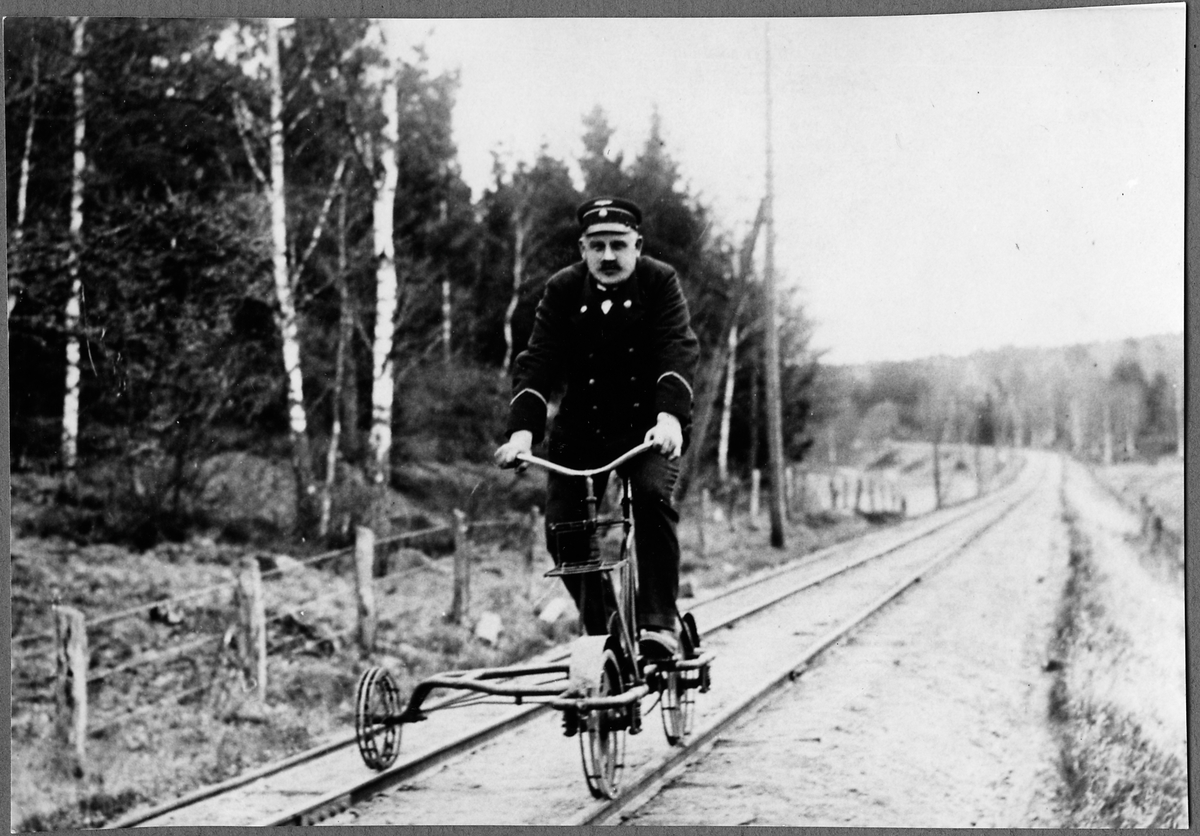 Karl Henriksson på sin cykeldressin. - Järnvägsmuseet / DigitaltMuseum