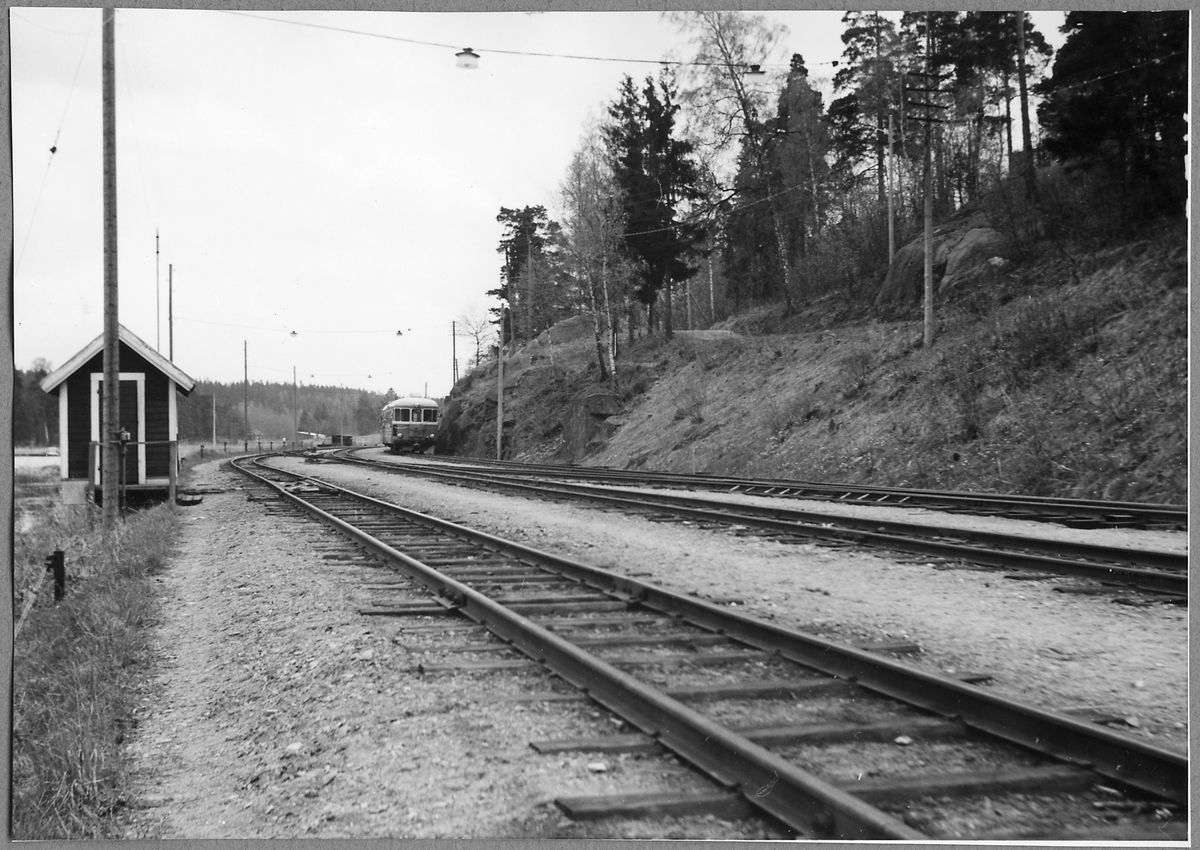 Rälsbuss på infarten till Finspång. - Järnvägsmuseet / DigitaltMuseum