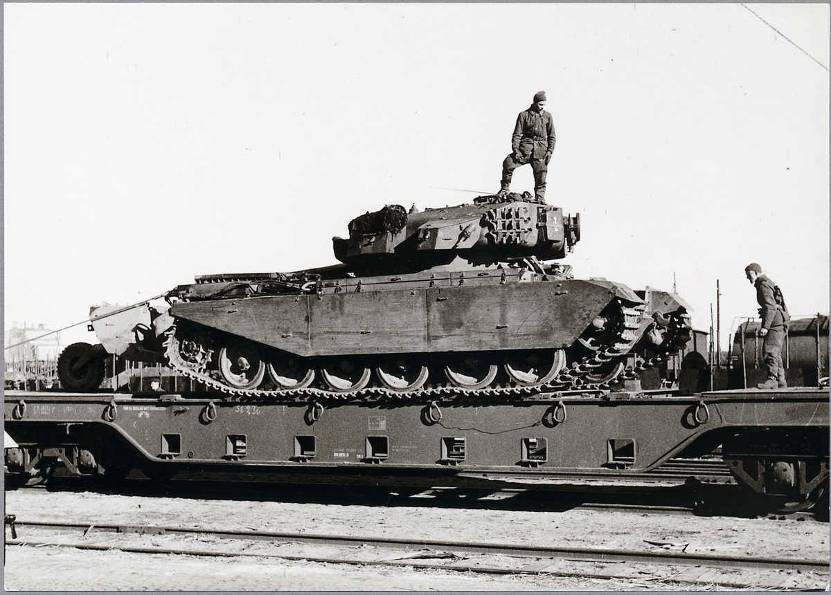 Pansarvagnstransport. Stridsvagn 81Centurion lastas på vagn Statens ...