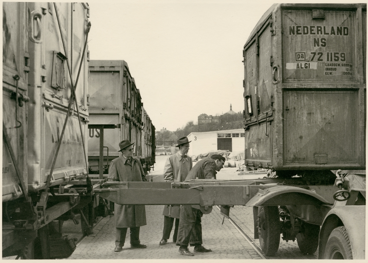 Lastning av container. - Järnvägsmuseet / DigitaltMuseum