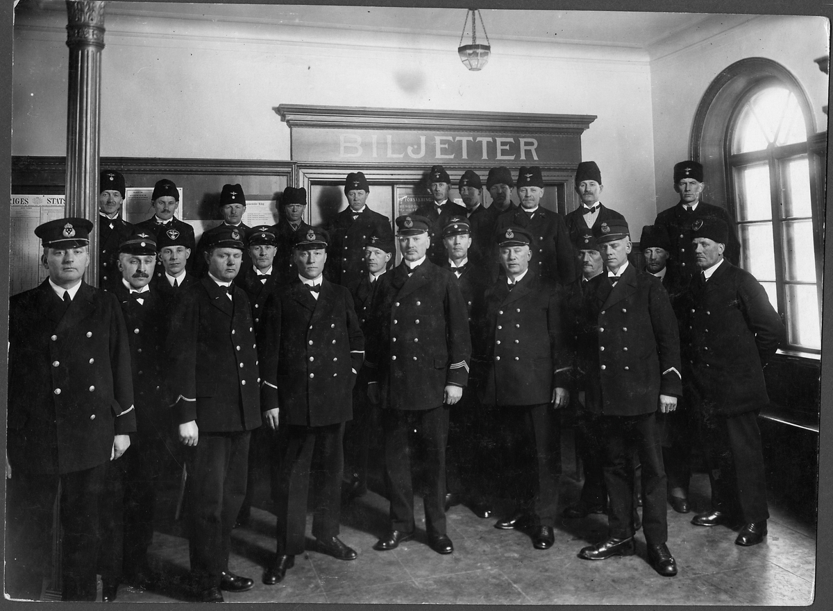 Stins Alexander Edvard Ståhlberg med personal vid Statens Järnvägar, SJ ...