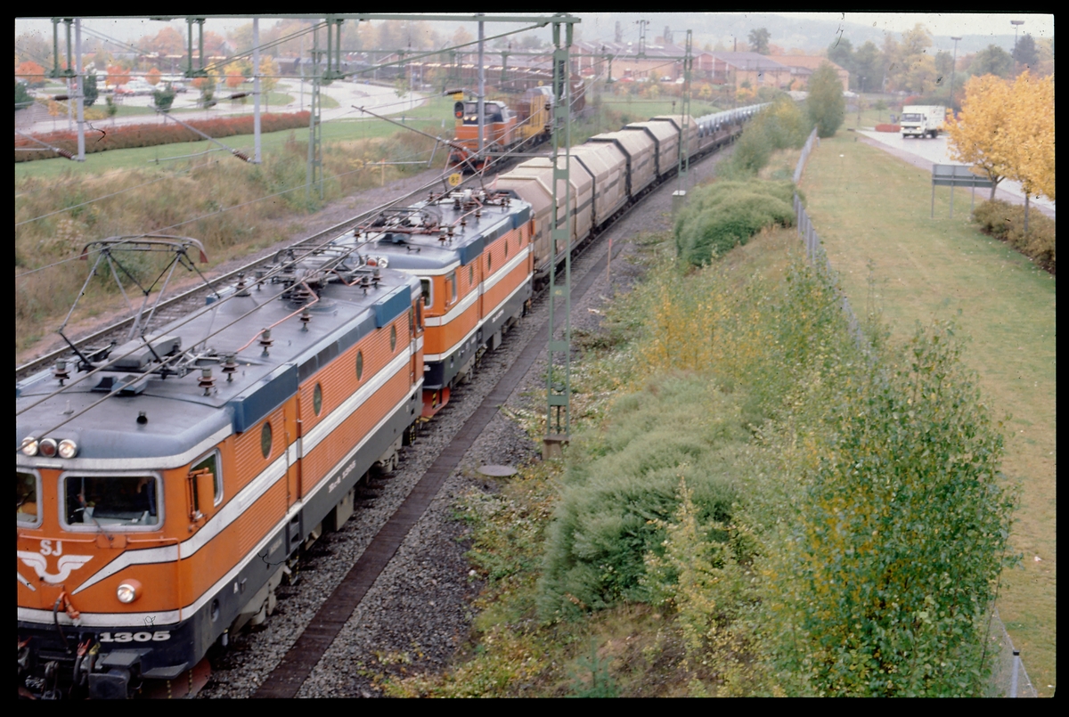 Två SJ Rc-lok, däribland SJ Rc4 1305, med godsvagnar. Statens Järnvägar ...