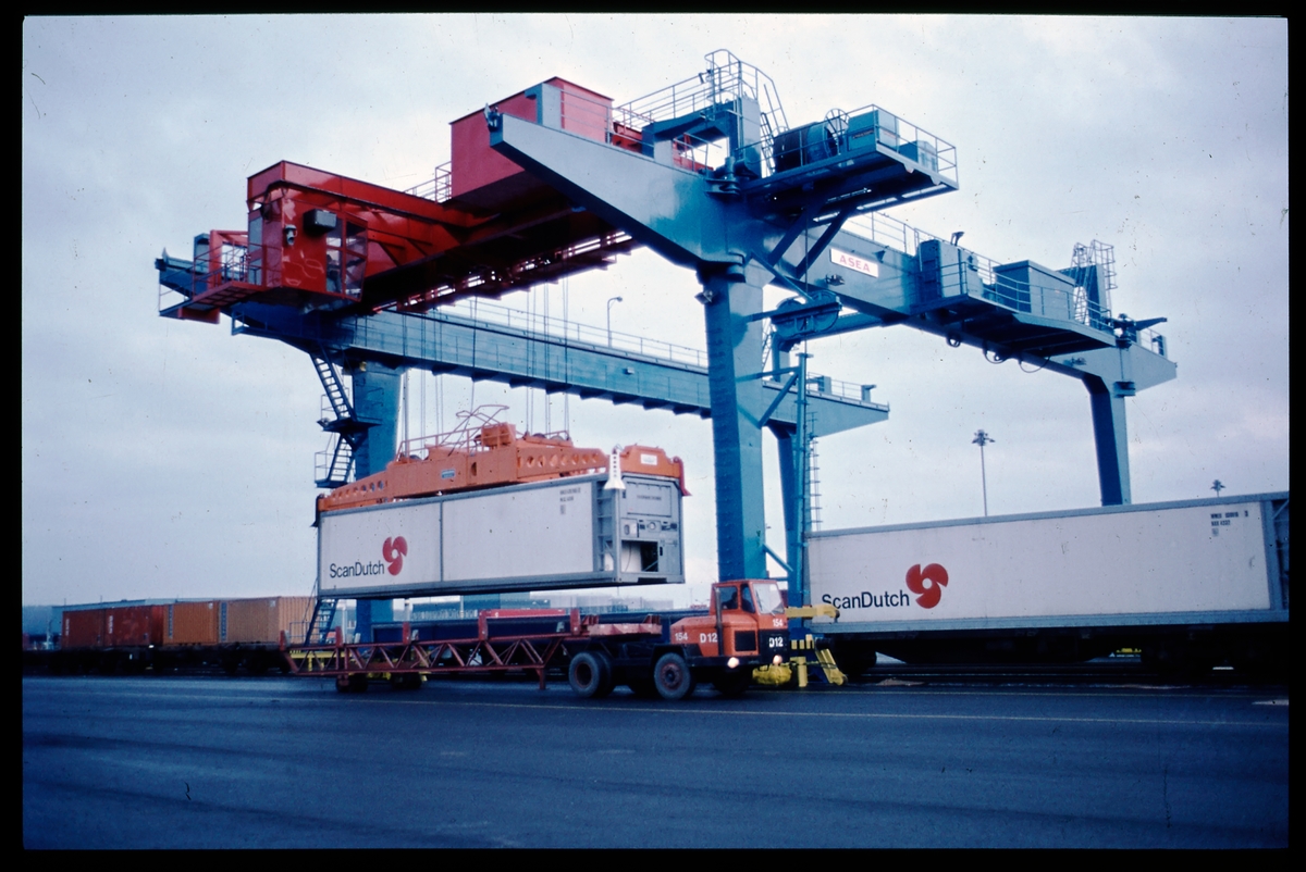 Lastning/lossning av container med containerkran. - Järnvägsmuseet ...