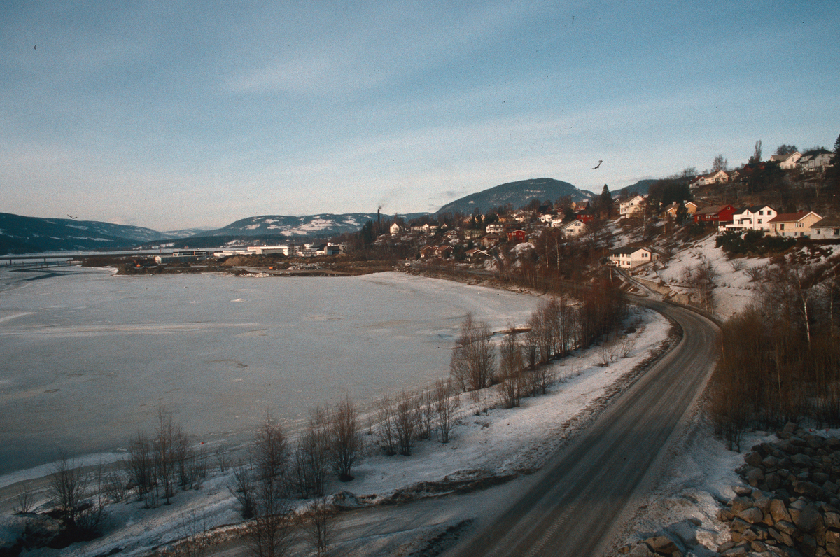 Lillehammer. Strandpromenaden sett mot nord-vest fra Vingnesbrua ...