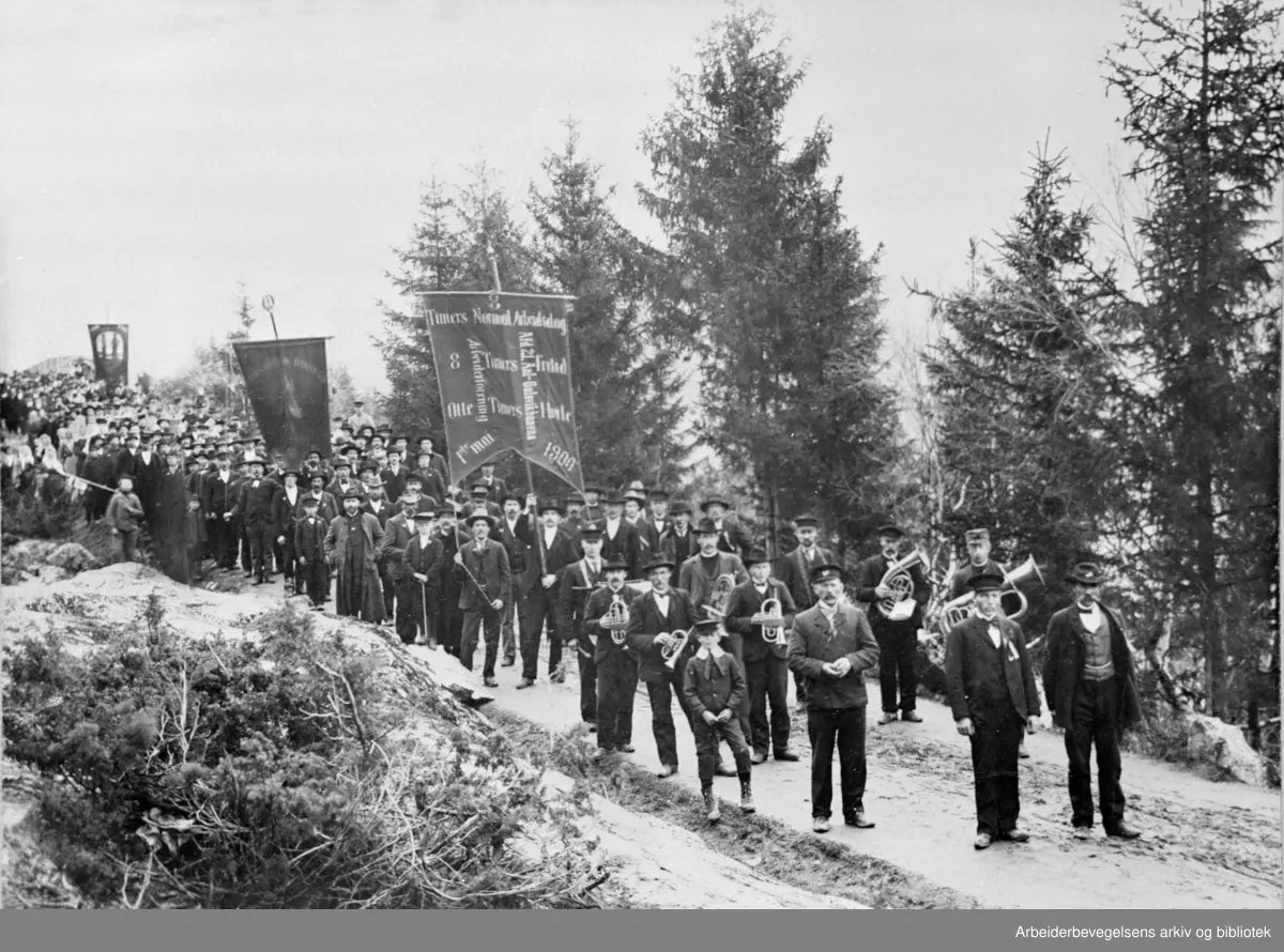 1. mai -demonstrasjon i Gulsvik i Flå, antakelig mellom 1900 og 1905 ...