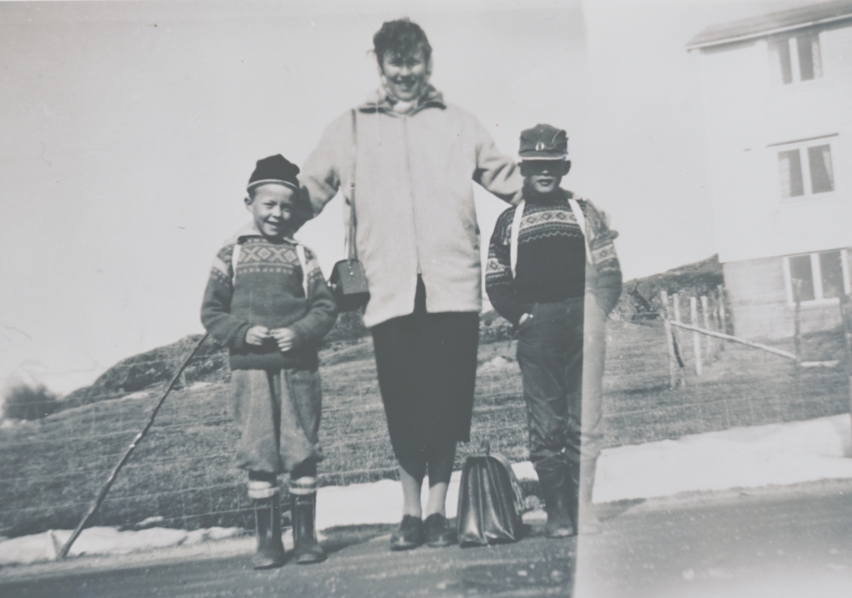 Gjertrud Andreassen holder rundt to smågutter, Per Inge Pedersen og ...