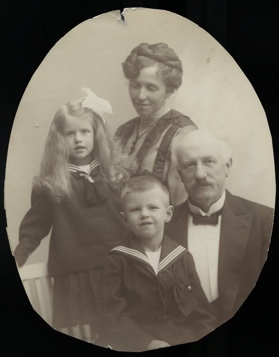 Carl och Agnes Engwall. Barnen Ingeborg och Otto. - Länsmuseet ...