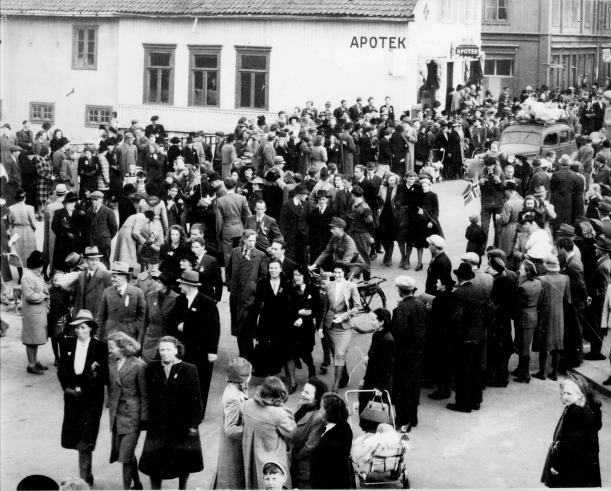 Repro: Folkeansamling på Lilletorget, Lillehammer. - Maihaugen ... Repro: Folkeansamling på Lilletorget, Lillehammer. - Maihaugen ...