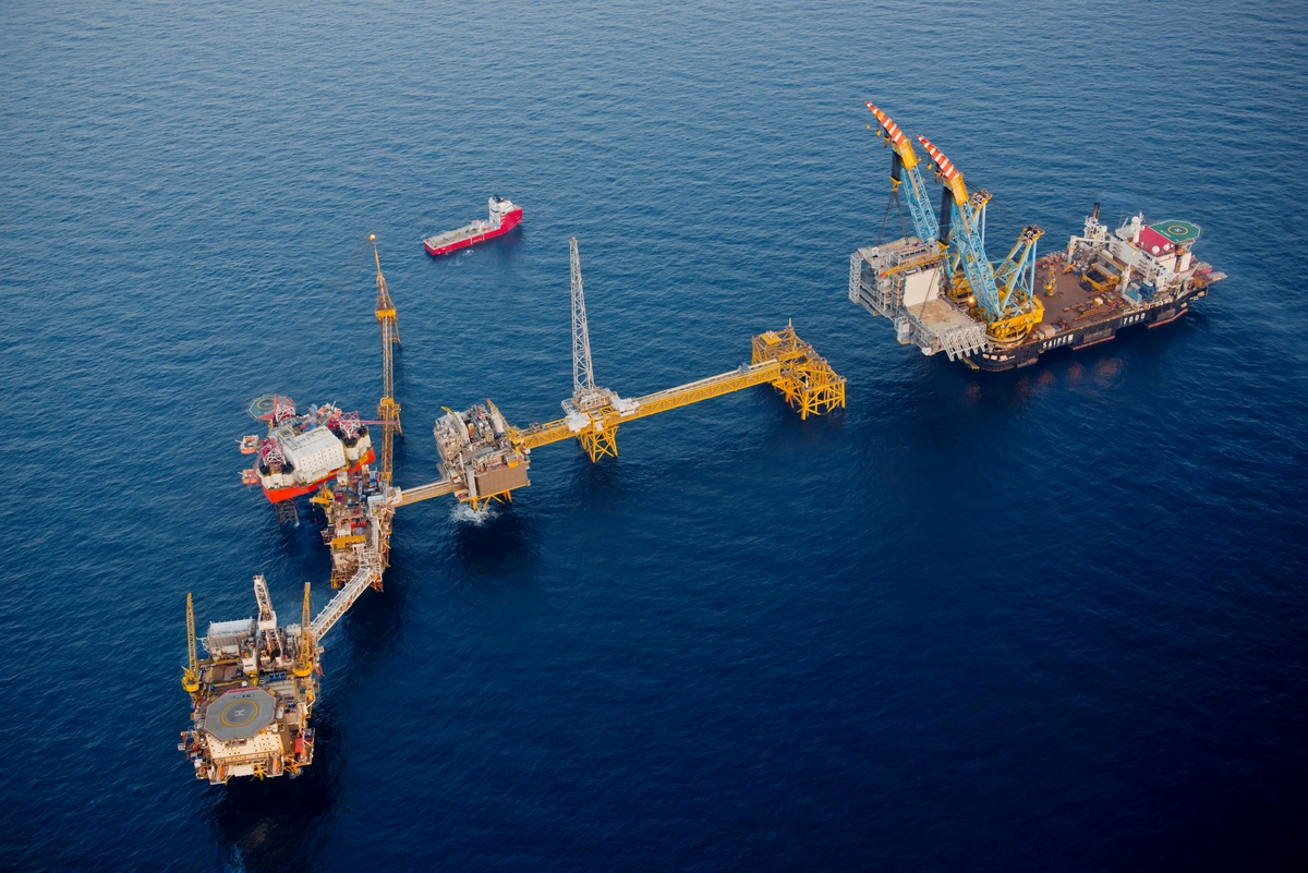 Kranlekteren Saipem 7000 i ferd med å plassere Eldfisk 2/7 S på ...