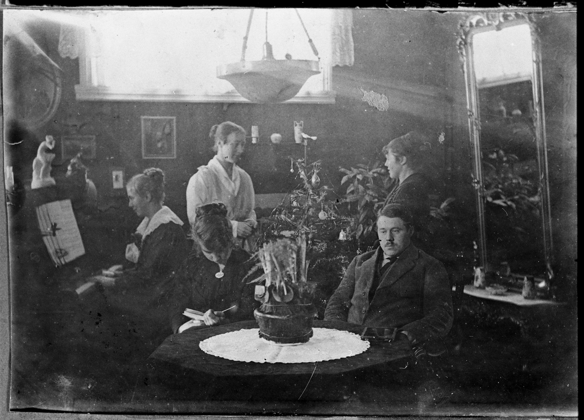 Interiørfoto fra stua til Nils Skramstad og fru Kirsti Skramstad. Nancy ...